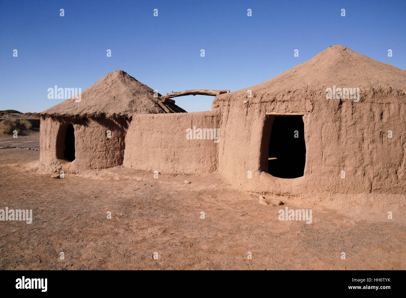 Mud huts hi-res stock photography and images - Alamy