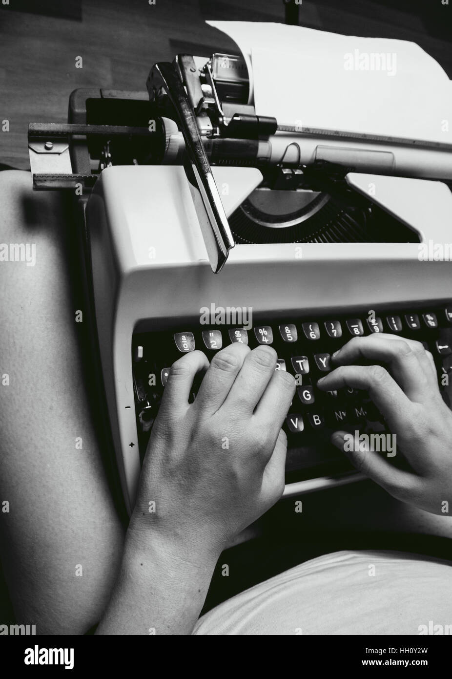 Young woman writing in her typewriter Stock Photo - Alamy