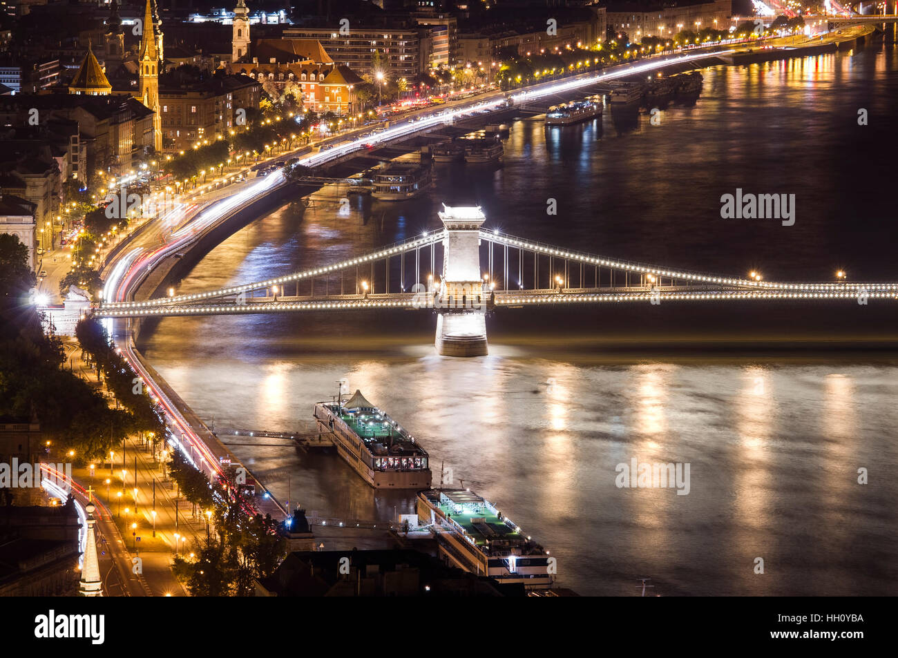 Chain Bridge in Budapest, night scene Stock Photo - Alamy