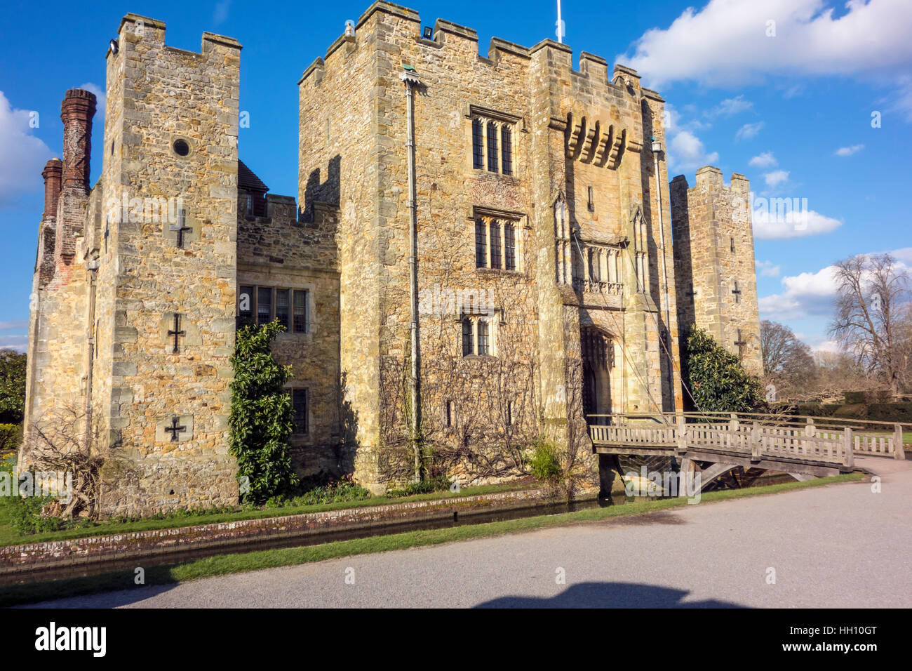 Hever castle old bridge hi-res stock photography and images - Alamy