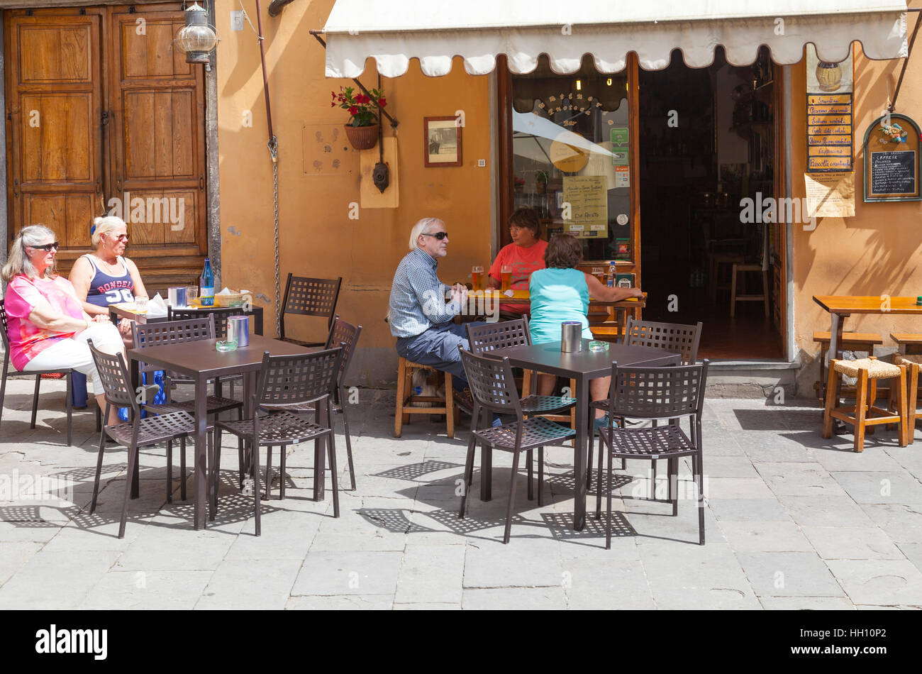 Street cafe scene in Italy Stock Photo - Alamy