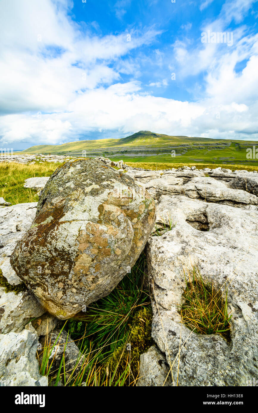Millstone grit above limestone hi-res stock photography and images - Alamy