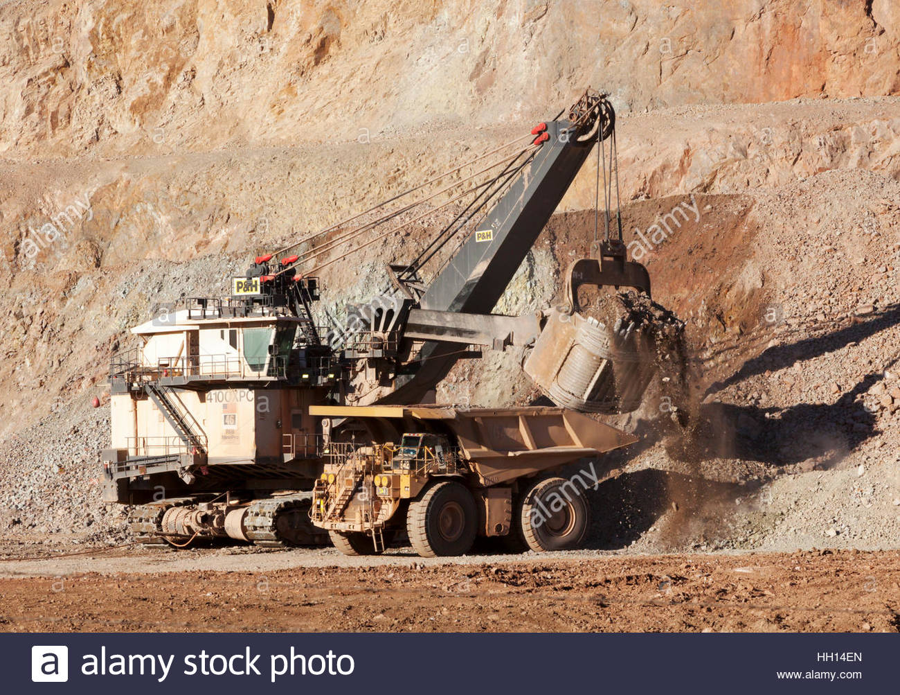 P&H 4100XPC electric rope shovel loading Caterpillar haul truck Stock ...