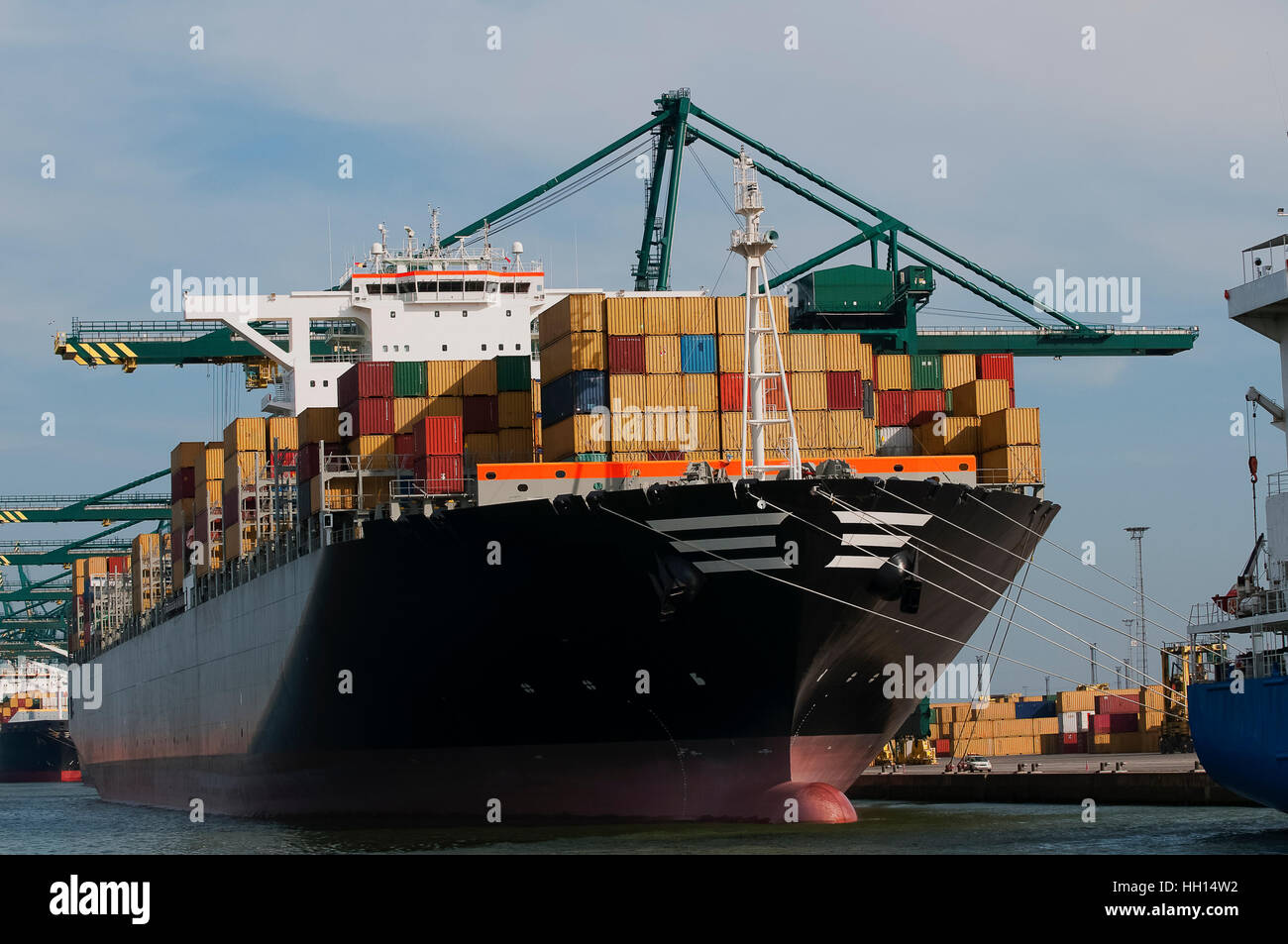 Loading unloading container ship hi-res stock photography and images ...