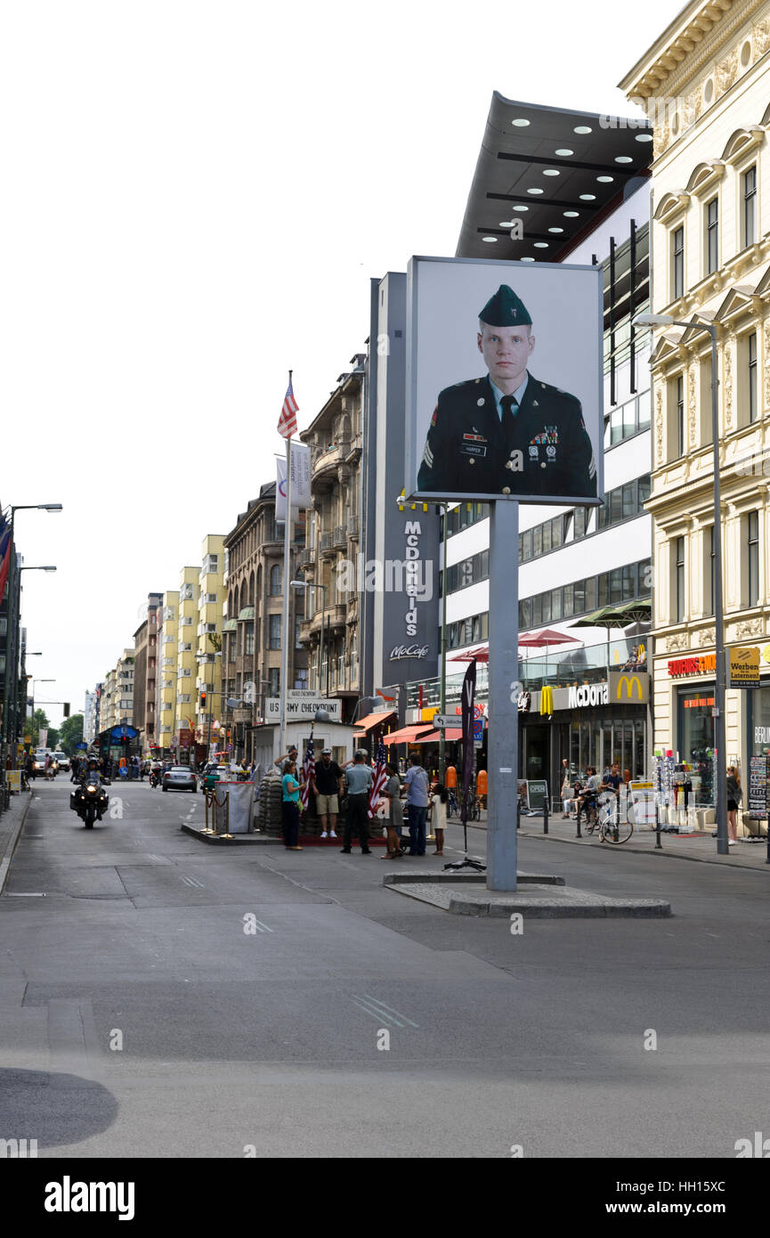 Checkpoint Charlie crossing point between east and west Berlin during ...