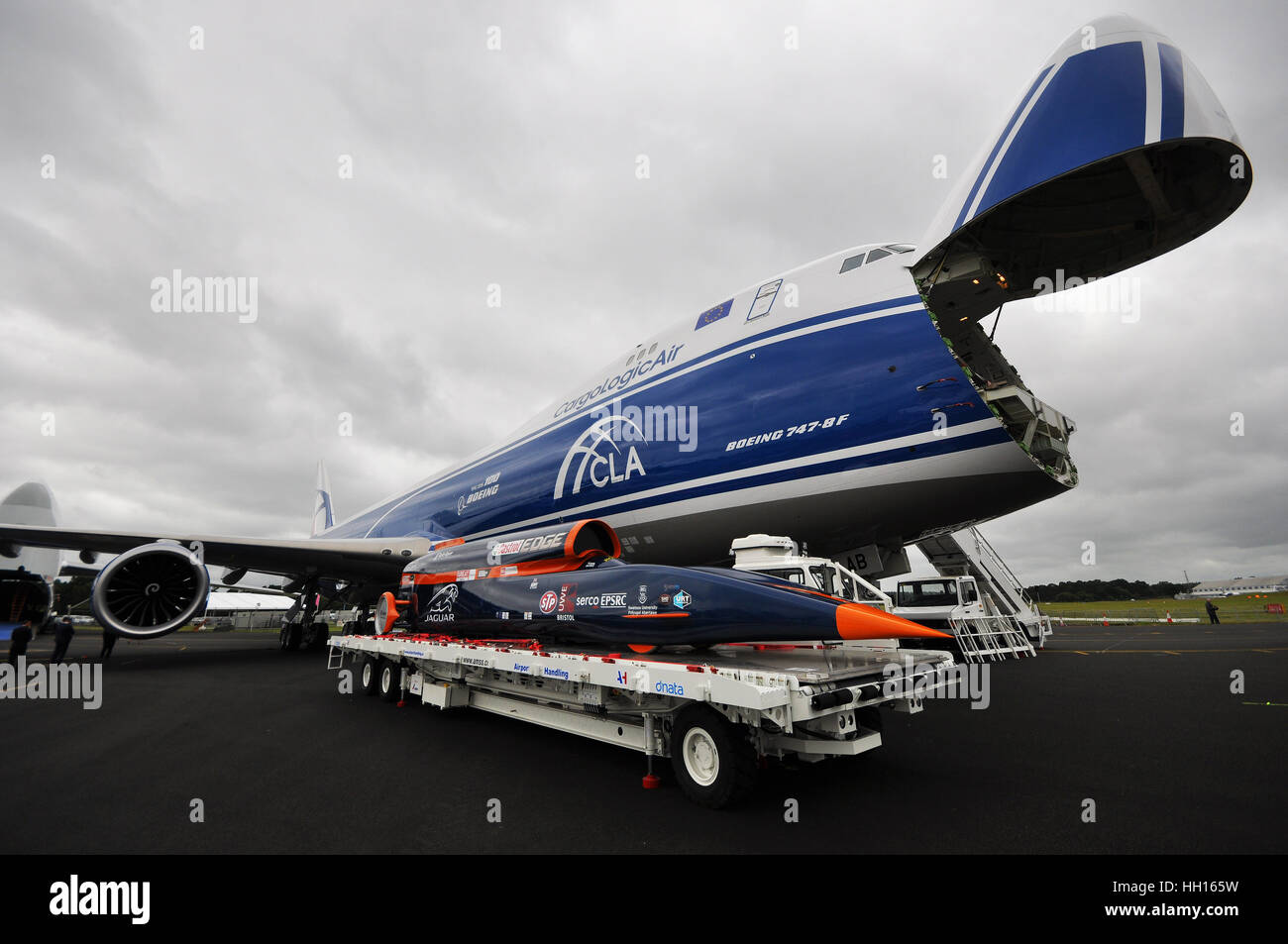Plane loader boeing hi-res stock photography and images - Alamy