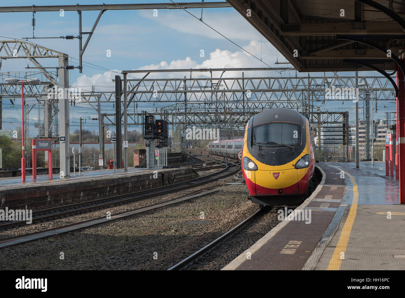 Virgin train arriving in Stockport railway station Stock Photo - Alamy