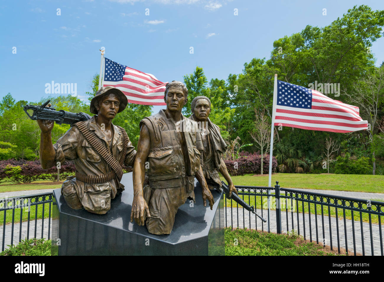 Three soldiers statue hi-res stock photography and images - Alamy