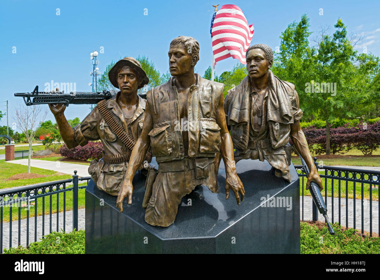 Three soldiers statue hi-res stock photography and images - Alamy