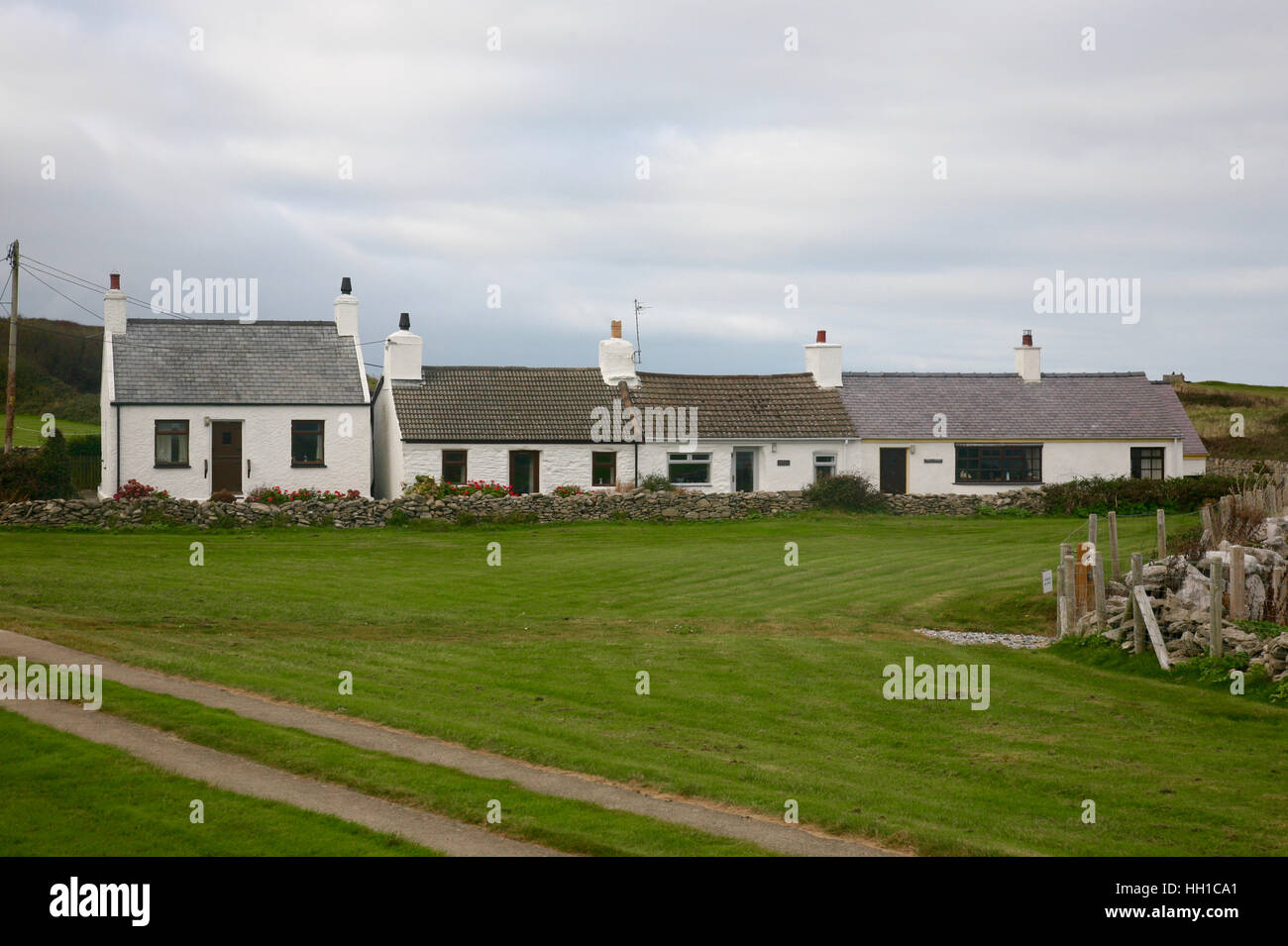 Row white seaside cottages moelfre hi-res stock photography and images ...