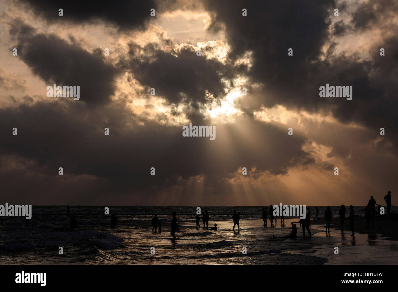 Dim sun rays hi-res stock photography and images - Alamy