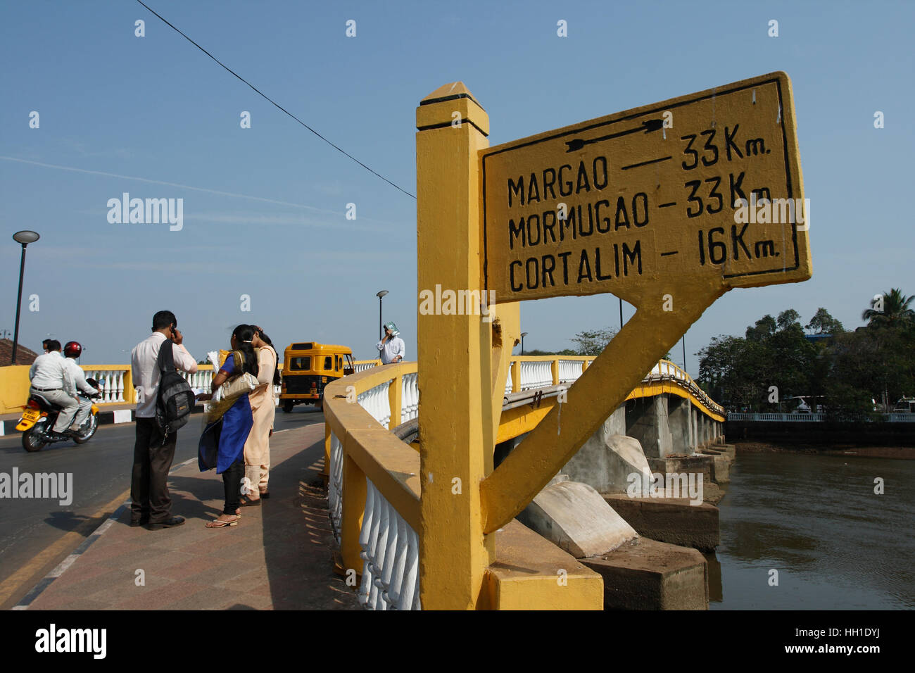 Road sign goa india asia hi-res stock photography and images - Alamy