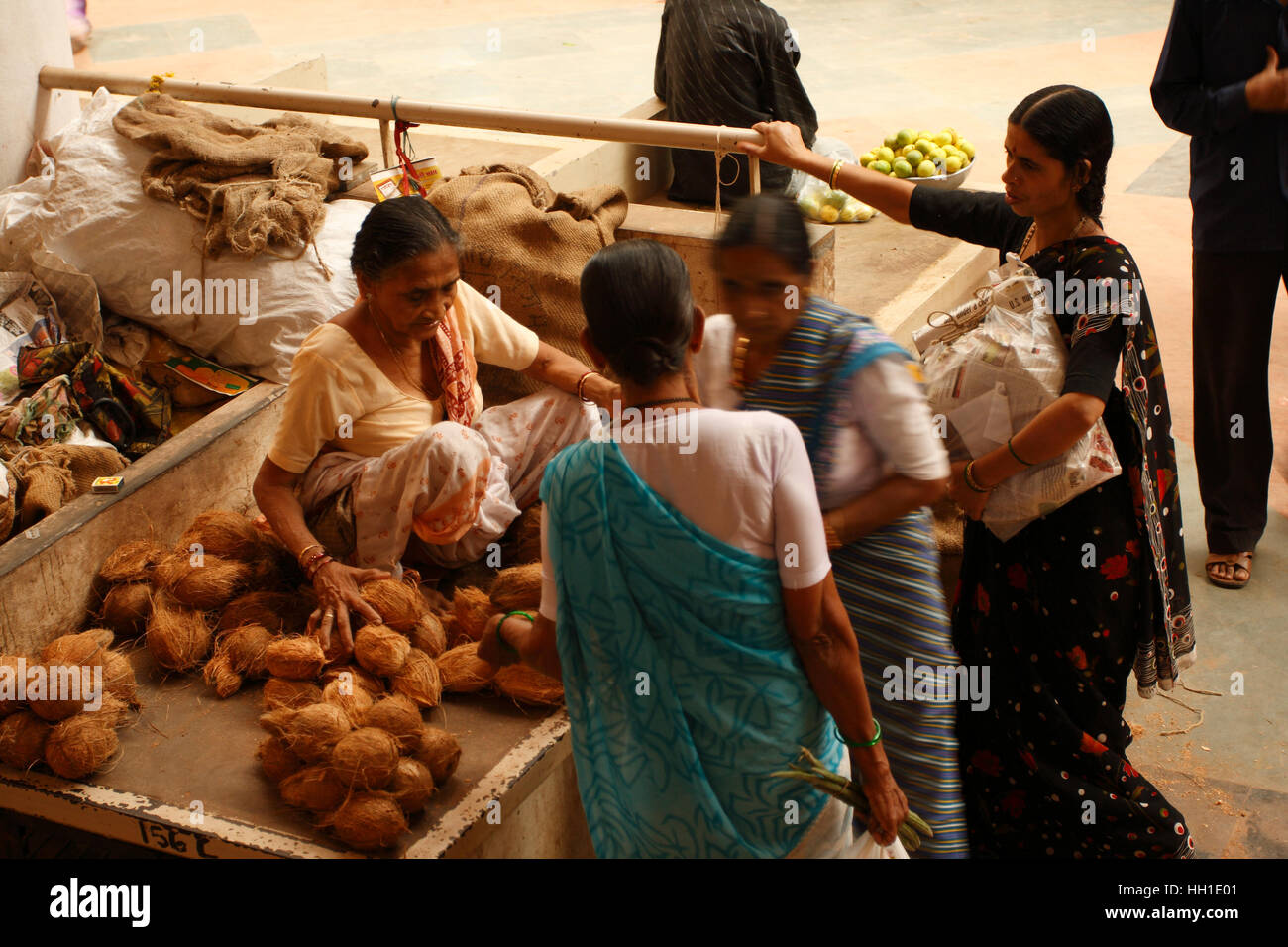 Coconut stand hi-res stock photography and images - Alamy