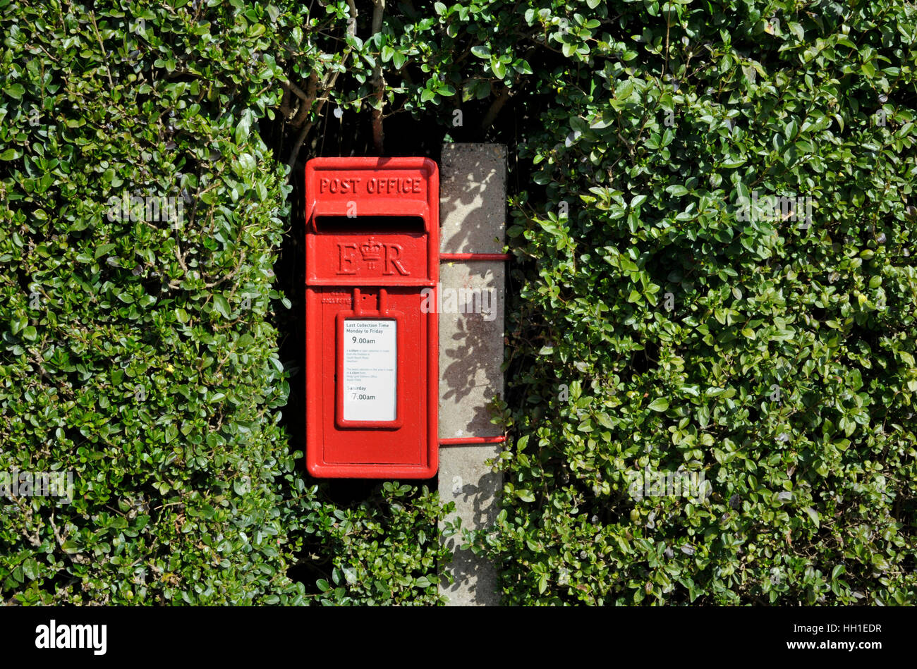 Queen Elizabeth II post office mail box Stock Photo - Alamy