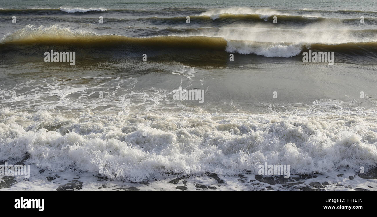 Incoming wave at high tide Stock Photo - Alamy