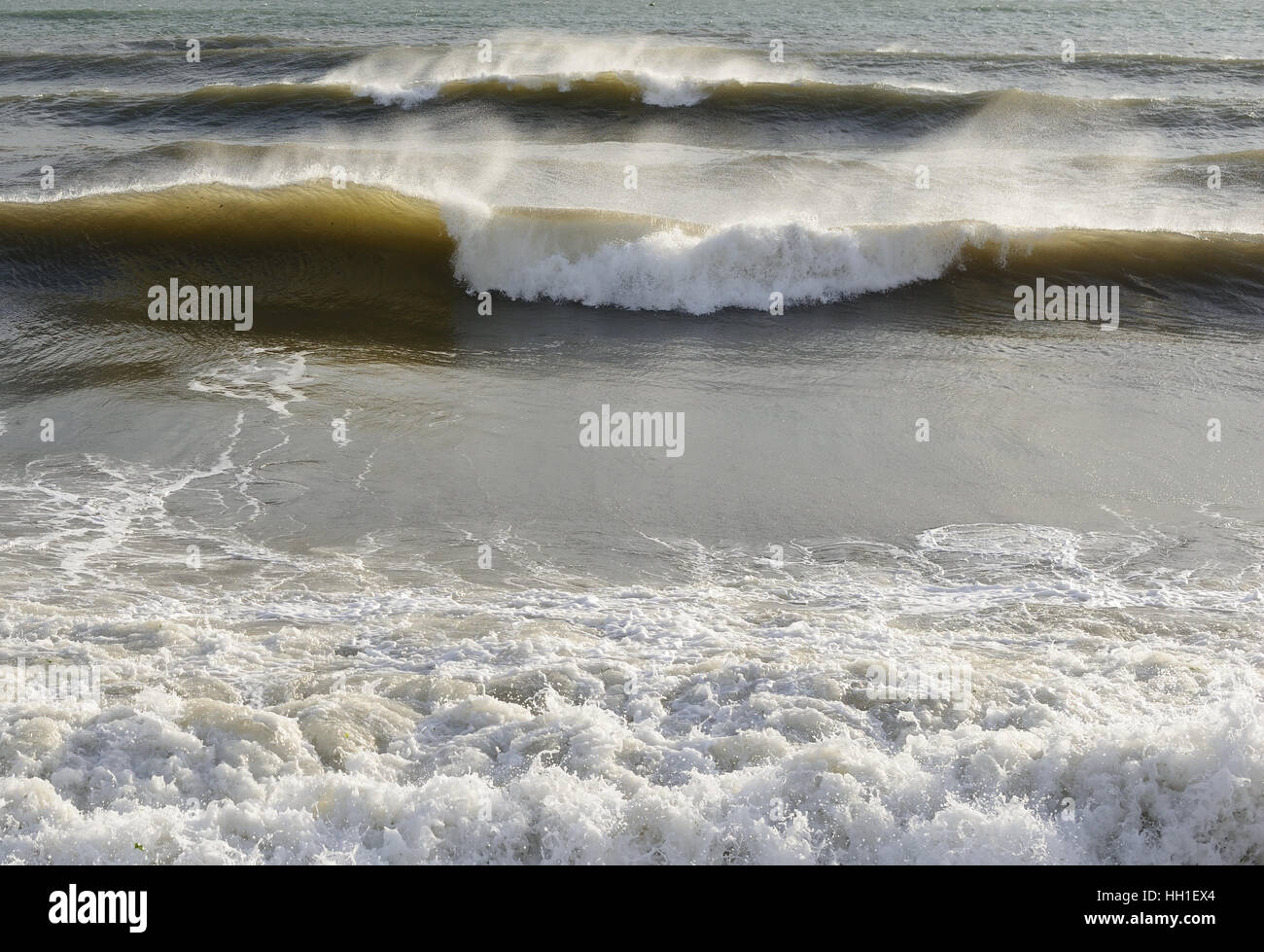 Incoming wave at high tide Stock Photo - Alamy