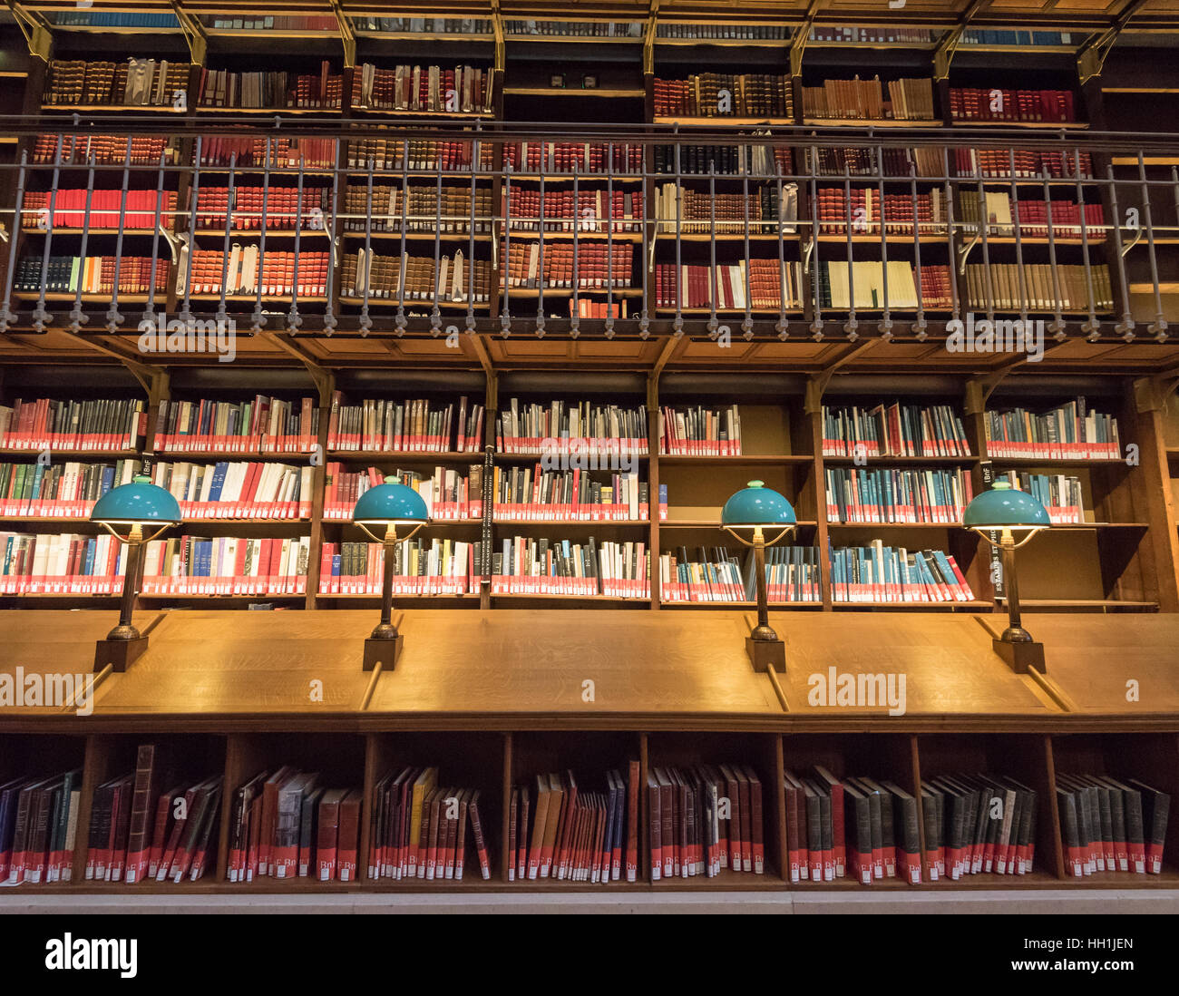 Library bookshelf france wall hi-res stock photography and images - Alamy