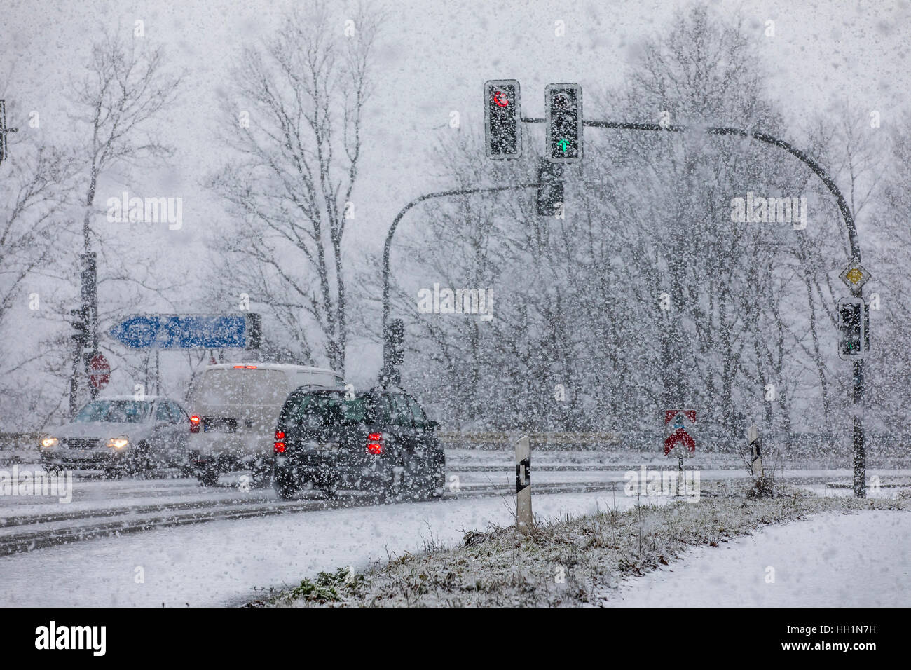 Winter, heavy snowfall, traffic on an inner-city street in Essen ...