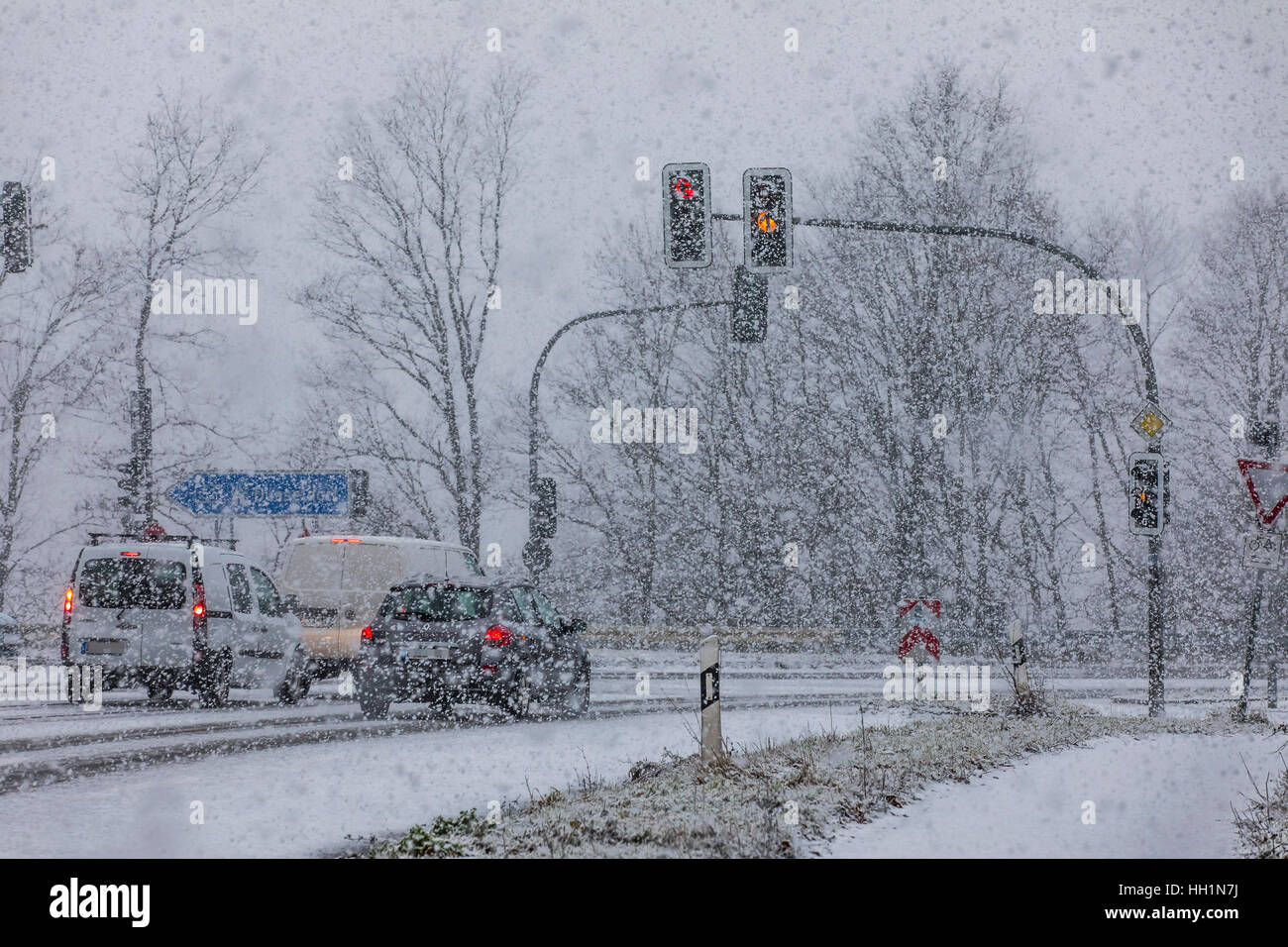 Traffic in snowy city winter hi-res stock photography and images - Alamy