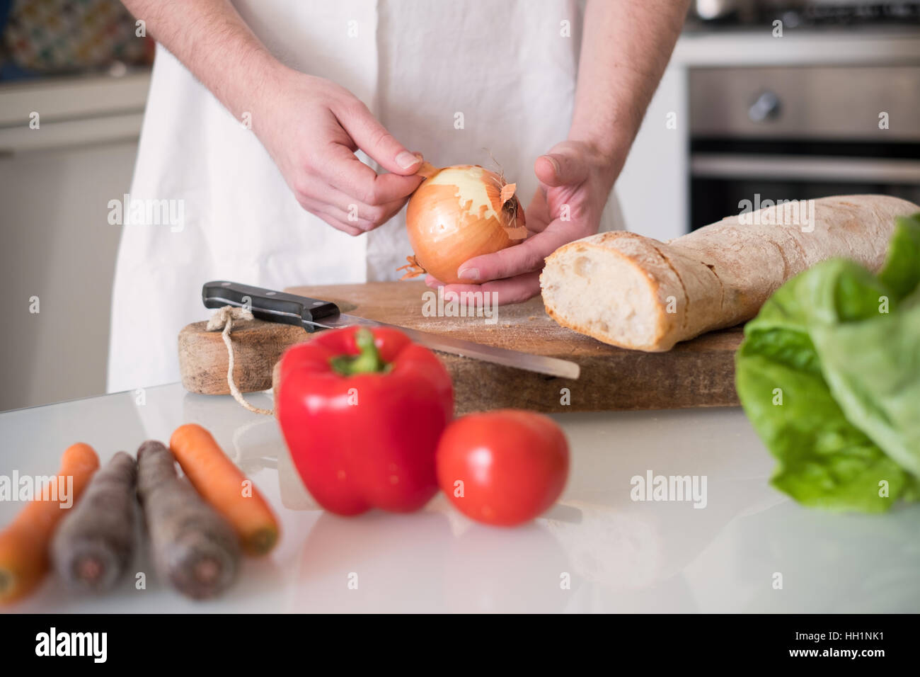 Man slicing an onion hi-res stock photography and images - Alamy