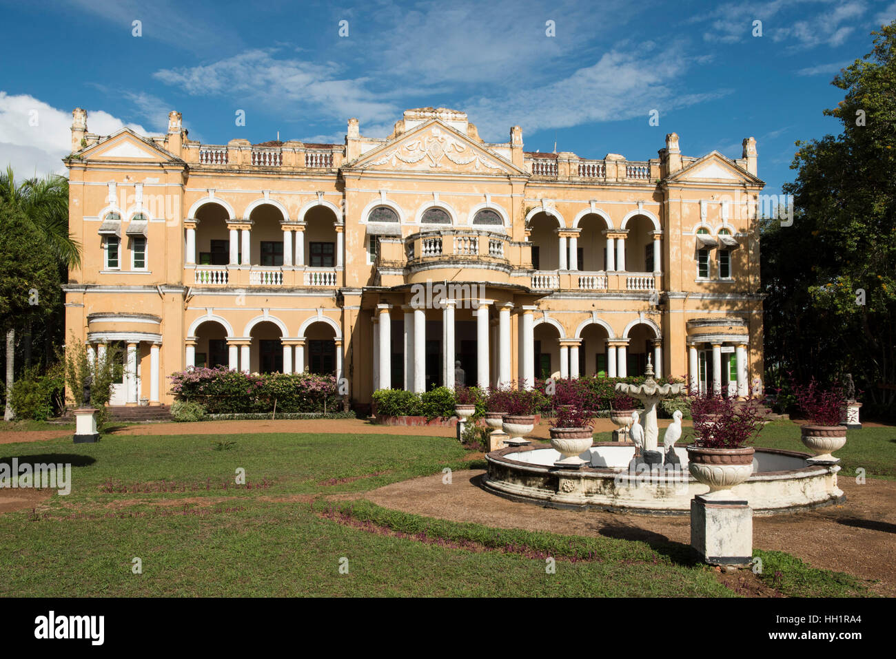 Two storey colonial building hi-res stock photography and images - Alamy