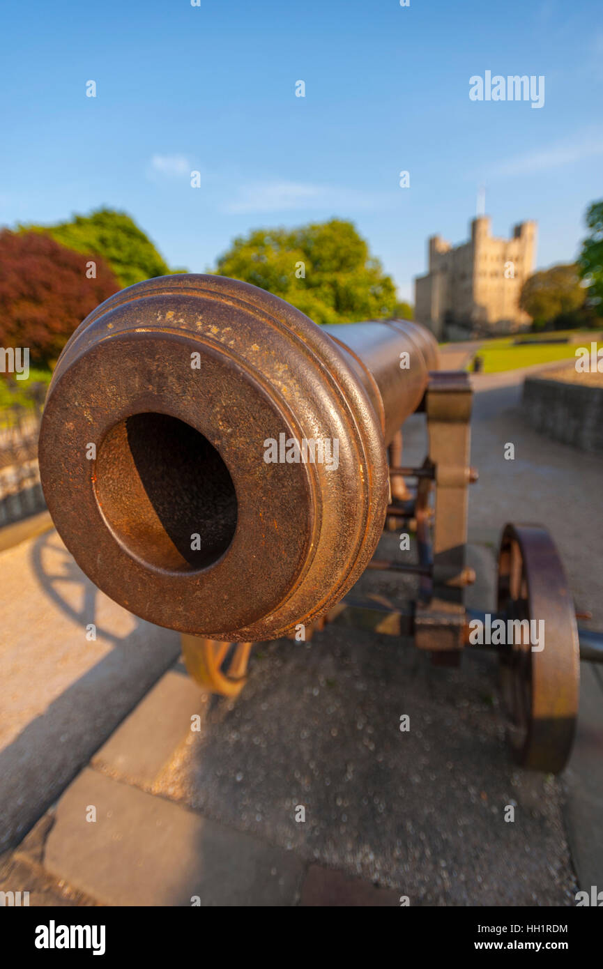 Castle canon cannon hi-res stock photography and images - Alamy