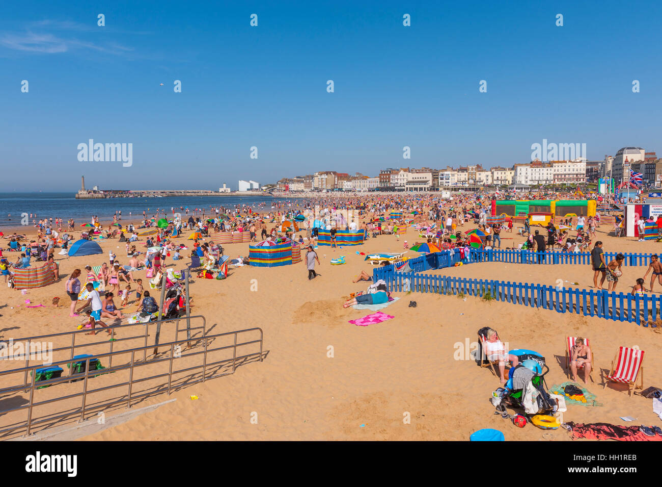 The beach at Margate on a busy summer day. with crowds Stock Photo - Alamy