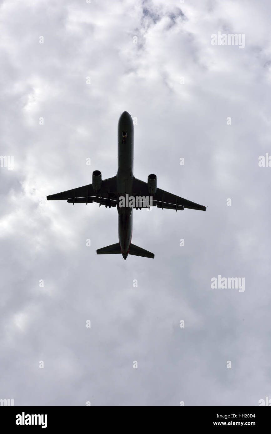 Overhead jet hi-res stock photography and images - Alamy