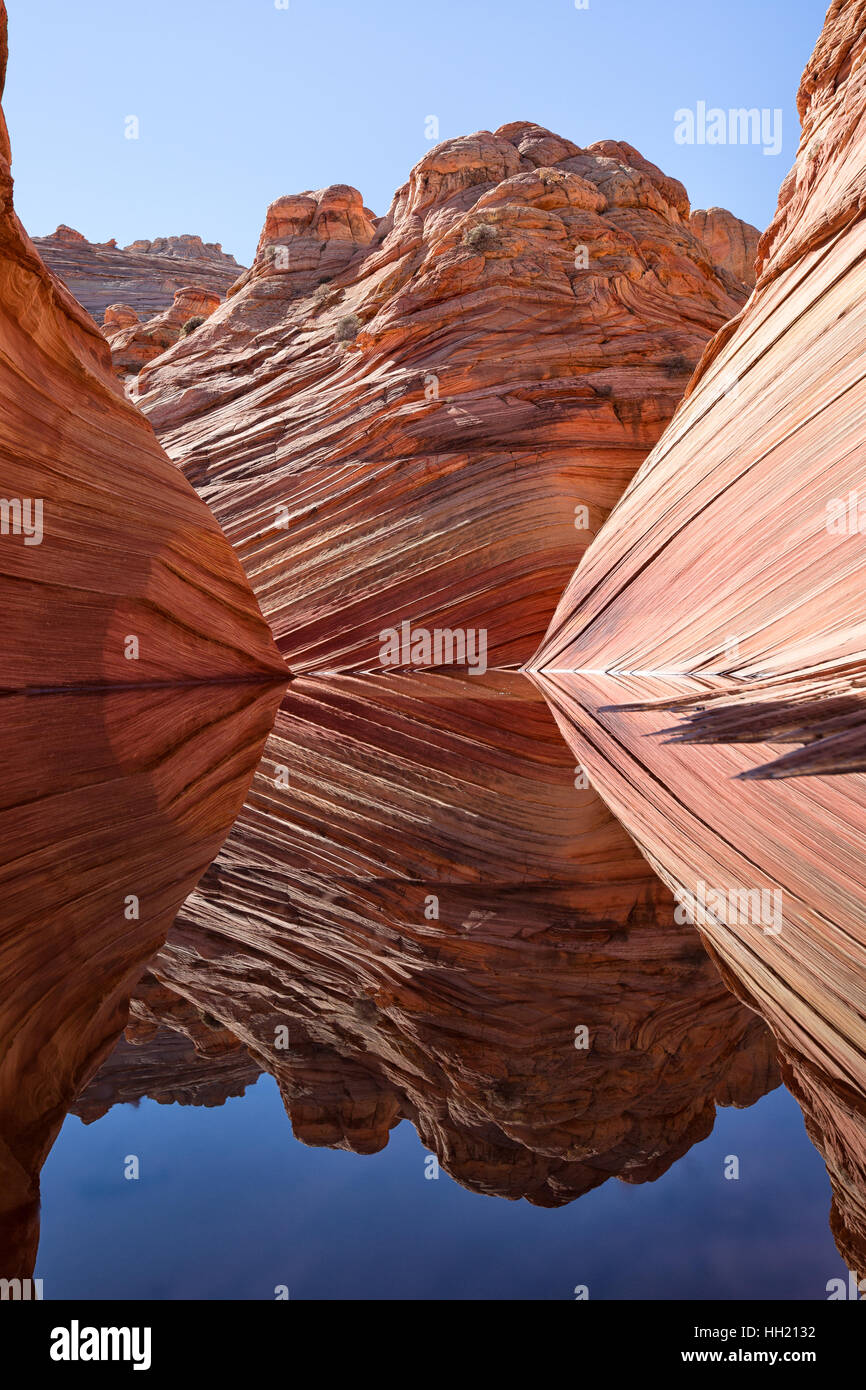 Wave water hi-res stock photography and images - Alamy