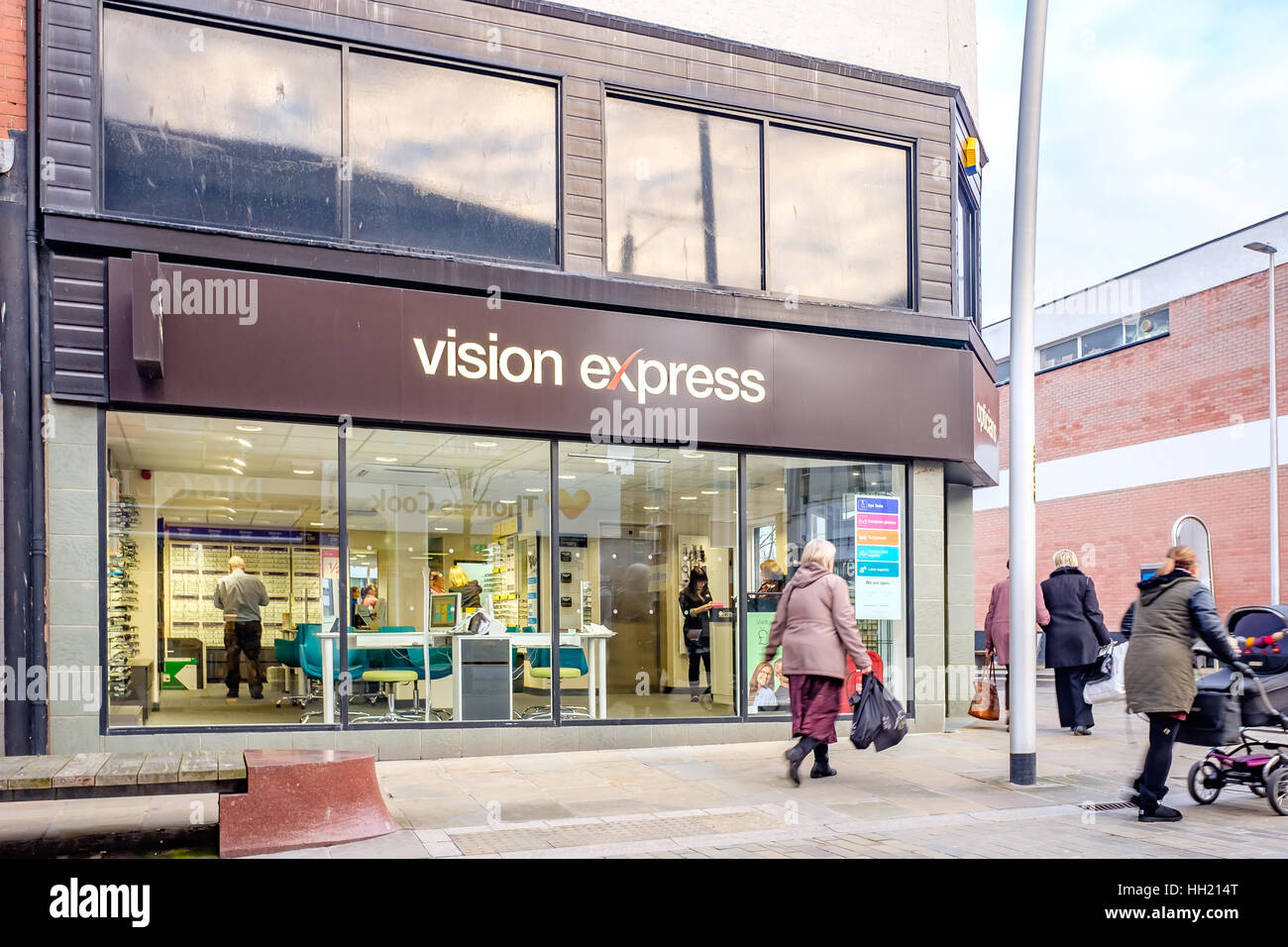 Vision express store hi-res stock photography and images - Alamy