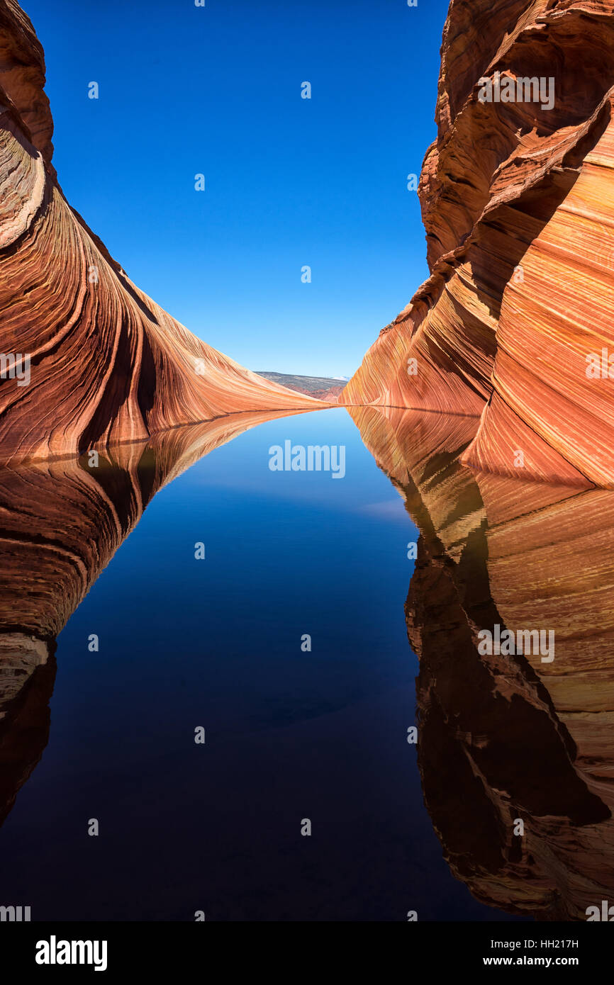 Wave water hi-res stock photography and images - Alamy