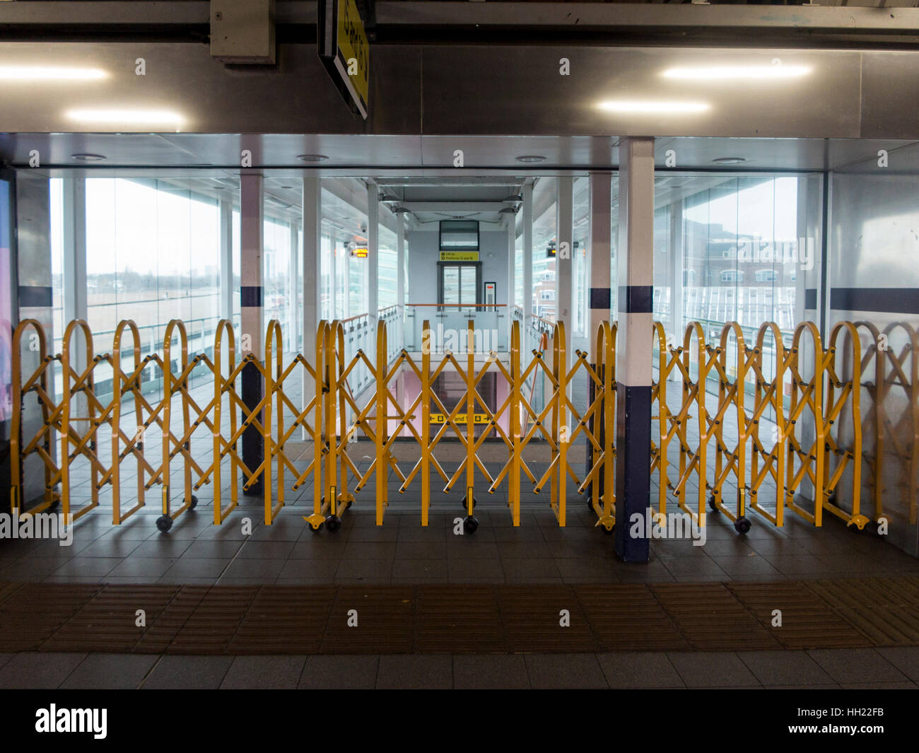 South west train on platform hi-res stock photography and images - Alamy