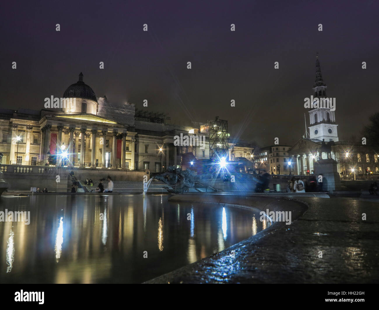 Fountain at night in Trafalgar Square with The National Gallery Stock ...