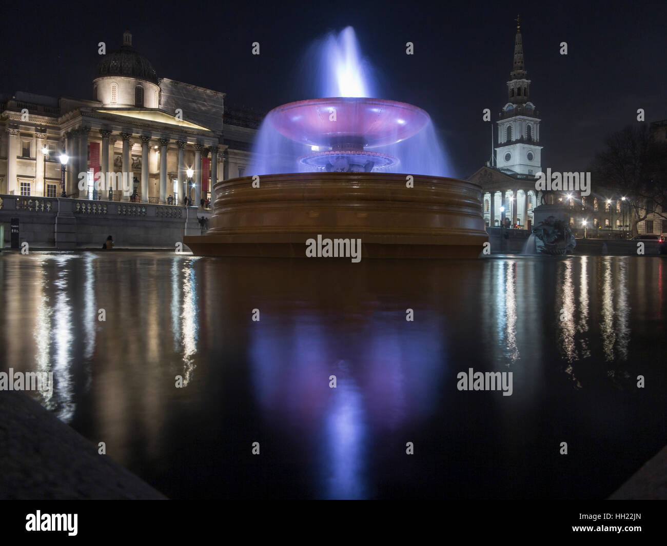 Fountain at night in Trafalgar Square with The National Gallery Stock ...