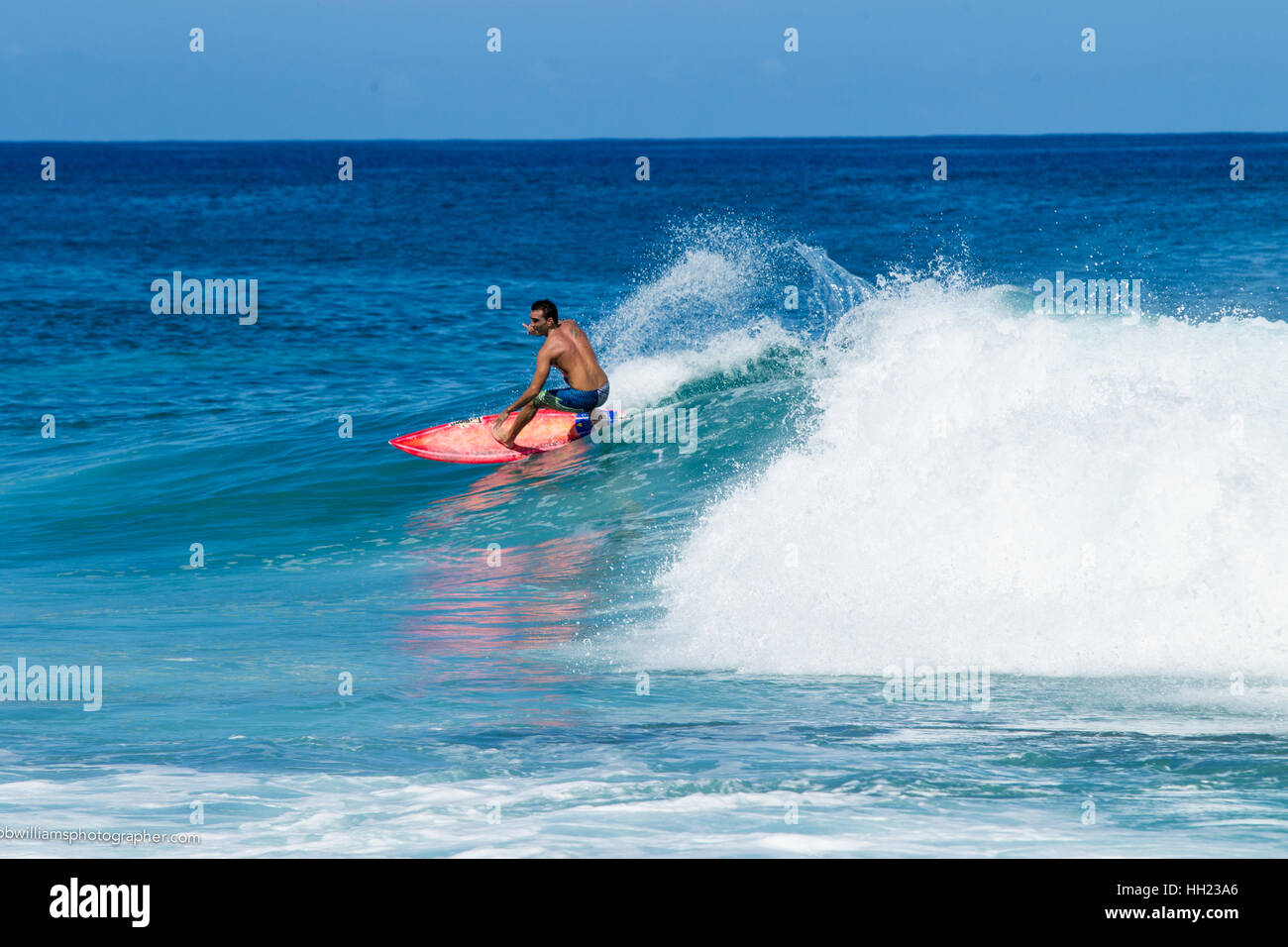 Oahu man surfing at banzai pipeline hi-res stock photography and images ...