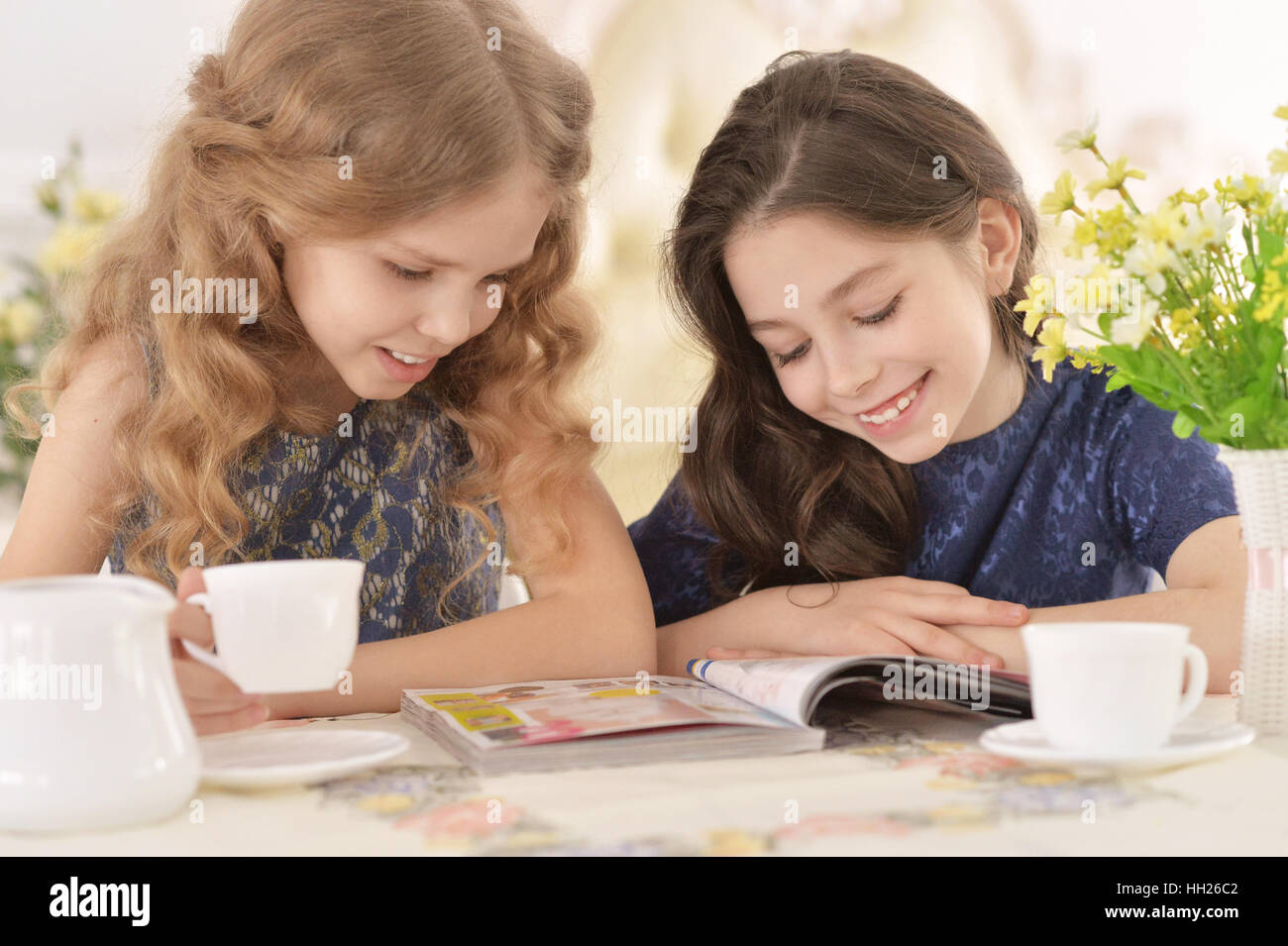 girls reading magazine Stock Photo - Alamy