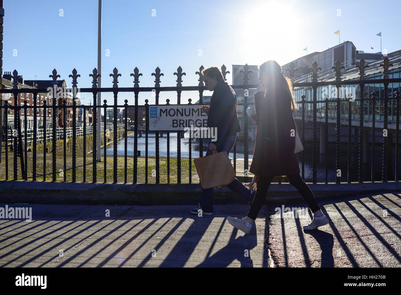 Monument bridge hull hi-res stock photography and images - Alamy