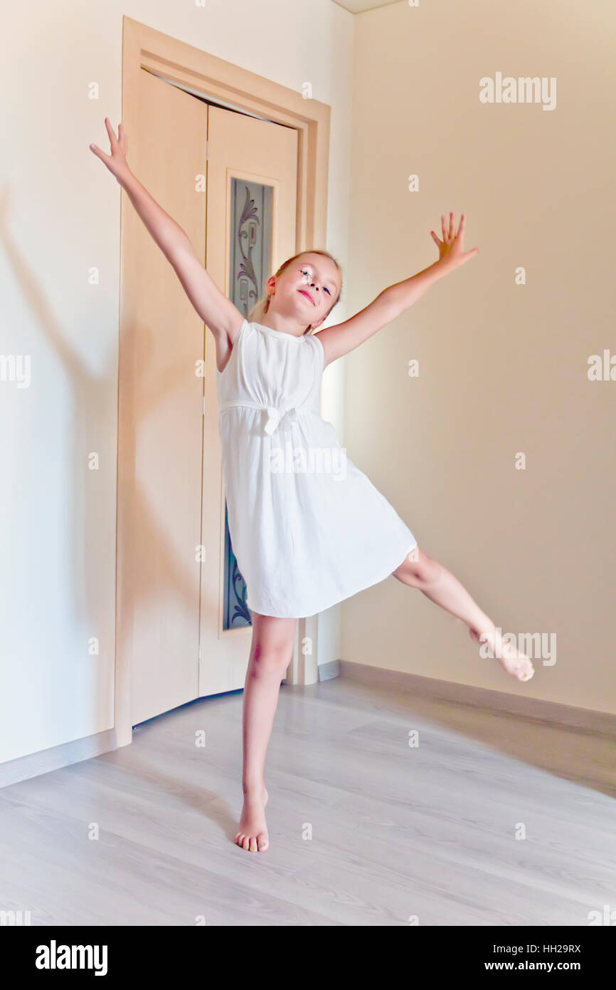 Girl in white hi-res stock photography and images - Alamy