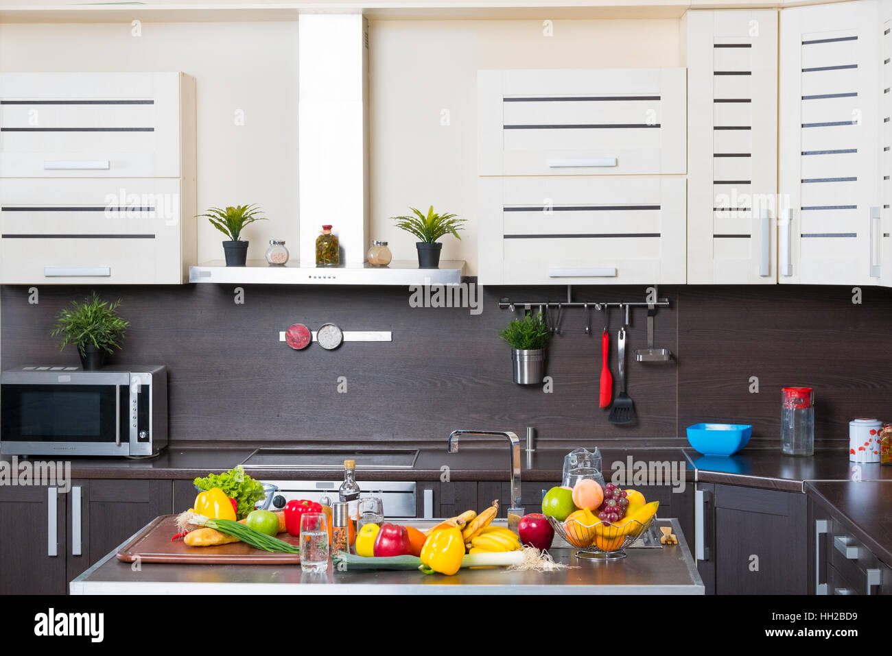 Interior of modern kitchen with fruits and vegetables Stock Photo - Alamy