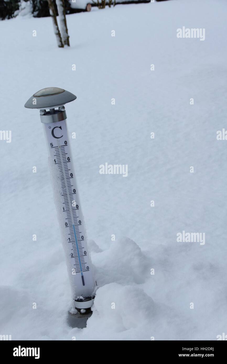 thermometer in snow Stock Photo - Alamy