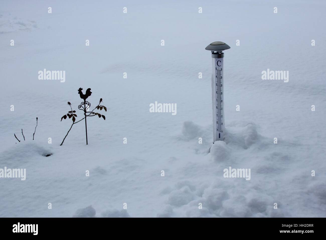 thermometer in snow Stock Photo - Alamy