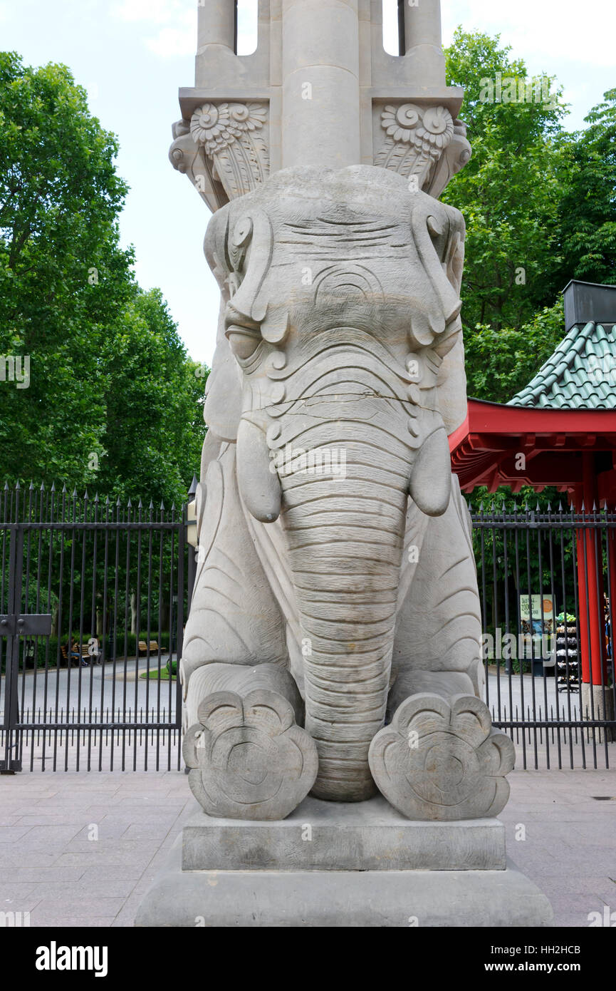 Animal statue at zoo hi-res stock photography and images - Alamy