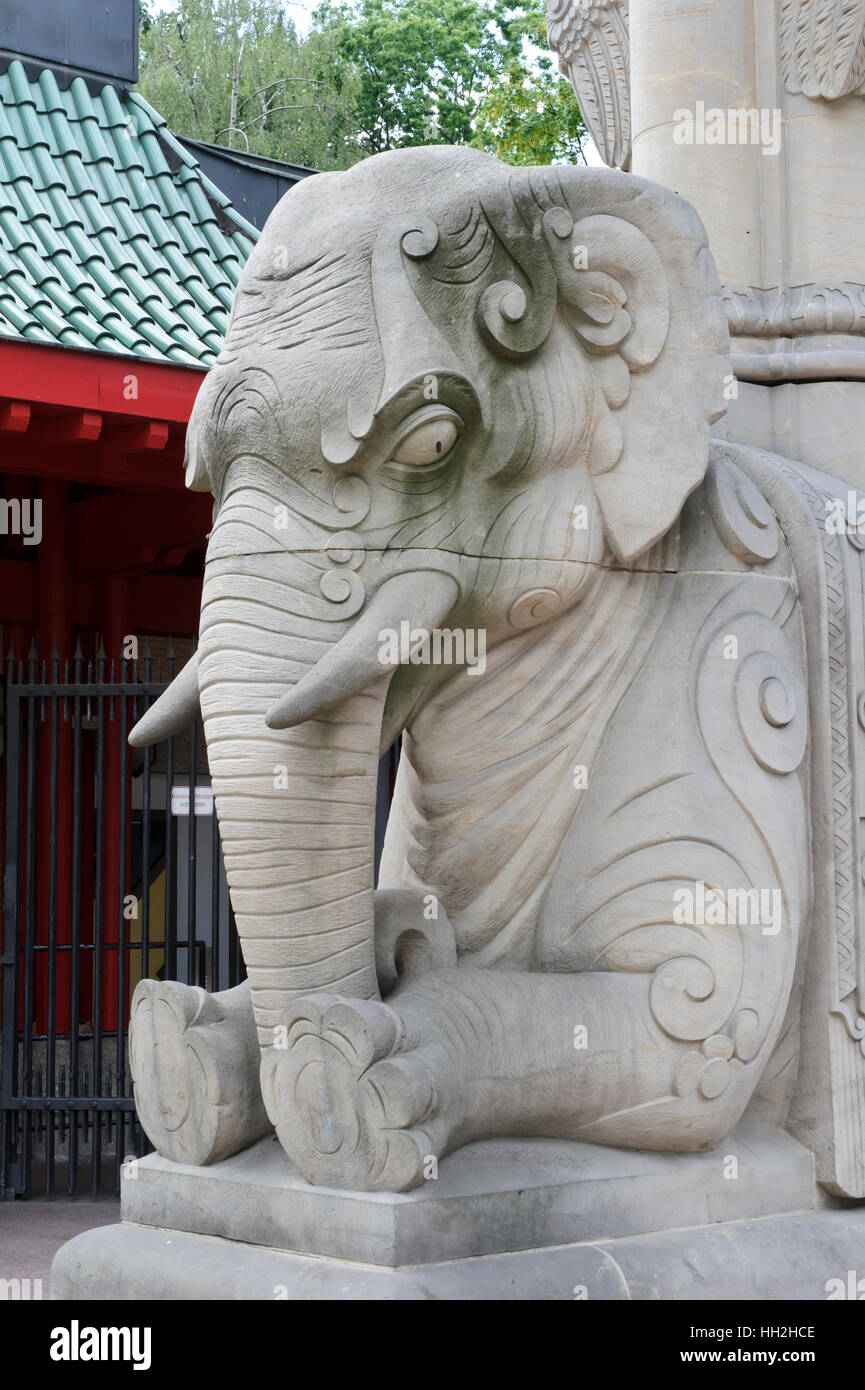 Animal statue at zoo hi-res stock photography and images - Alamy