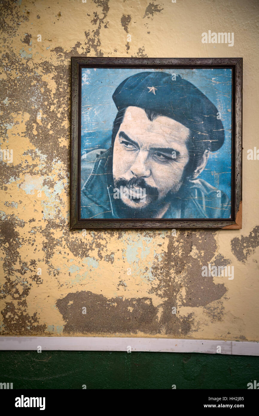 Old frame / picture of communist leader Che Guevara on a wall in Havana ...