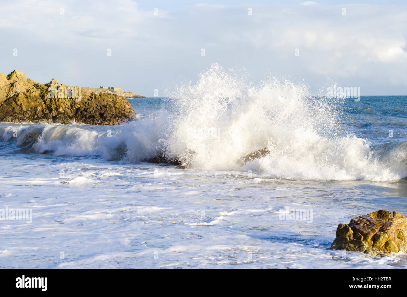 Waves crash against rocks hi-res stock photography and images - Alamy