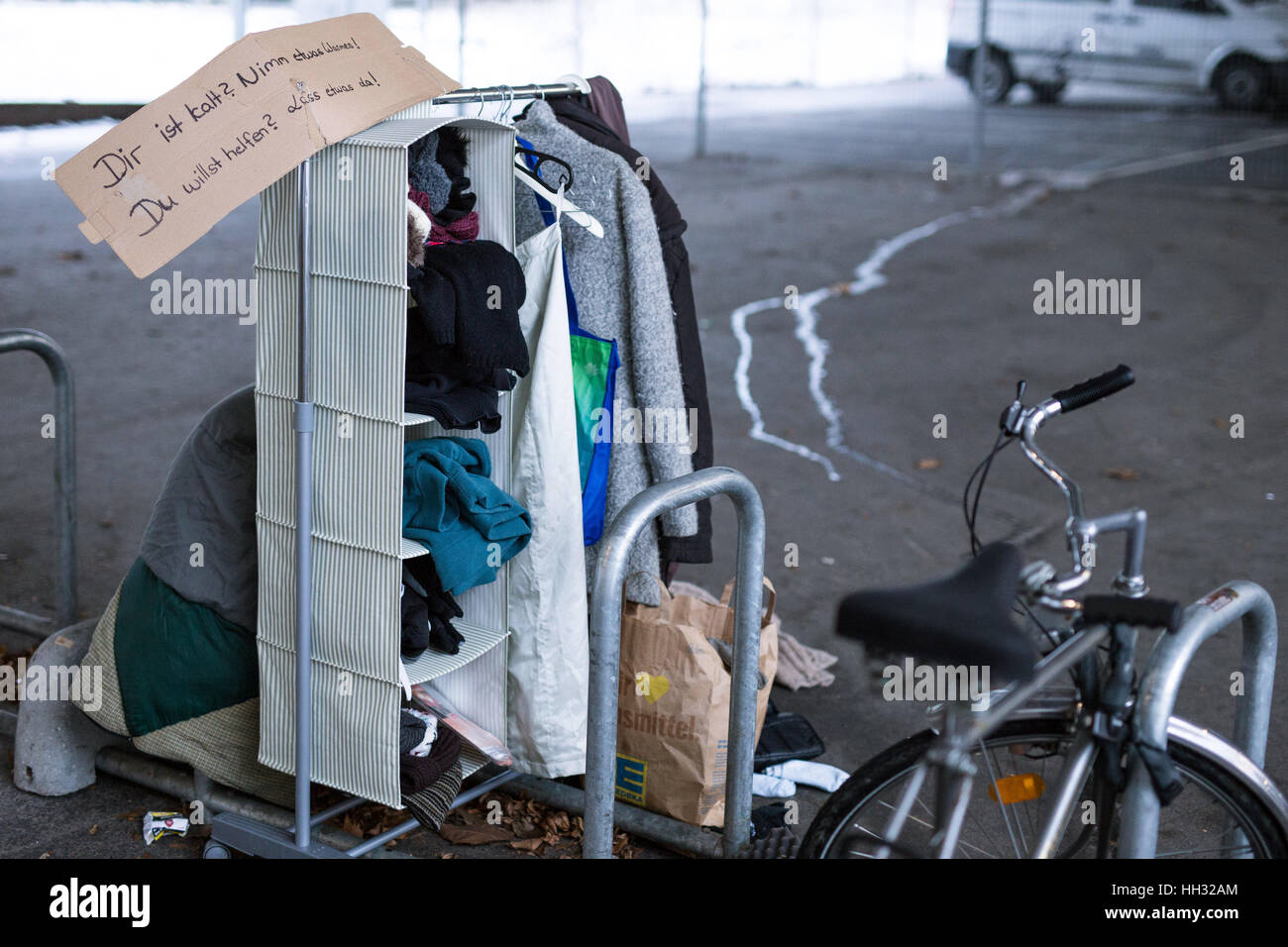 Stuttgart, Germany. 16th Jan, 2017. A sign reads "Dir ist kalt? Nimm ...