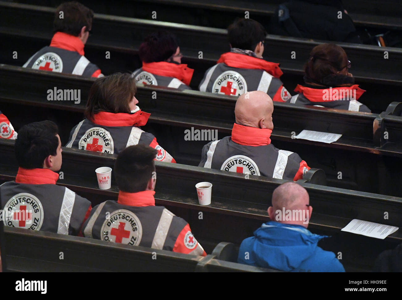 Red cross rescue workers hi-res stock photography and images - Alamy