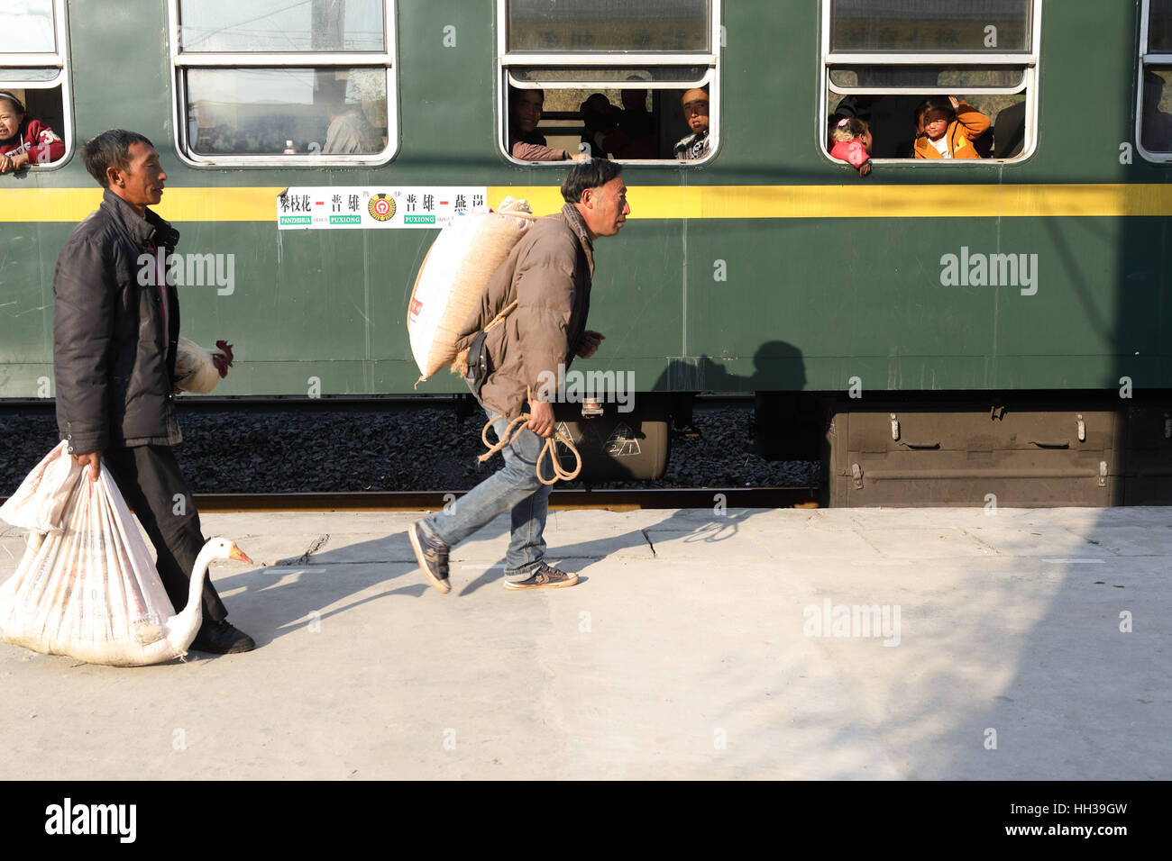 (170117) -- CHENGDU, Jan. 17, 2017 (Xinhua) -- Two passengers get off ...