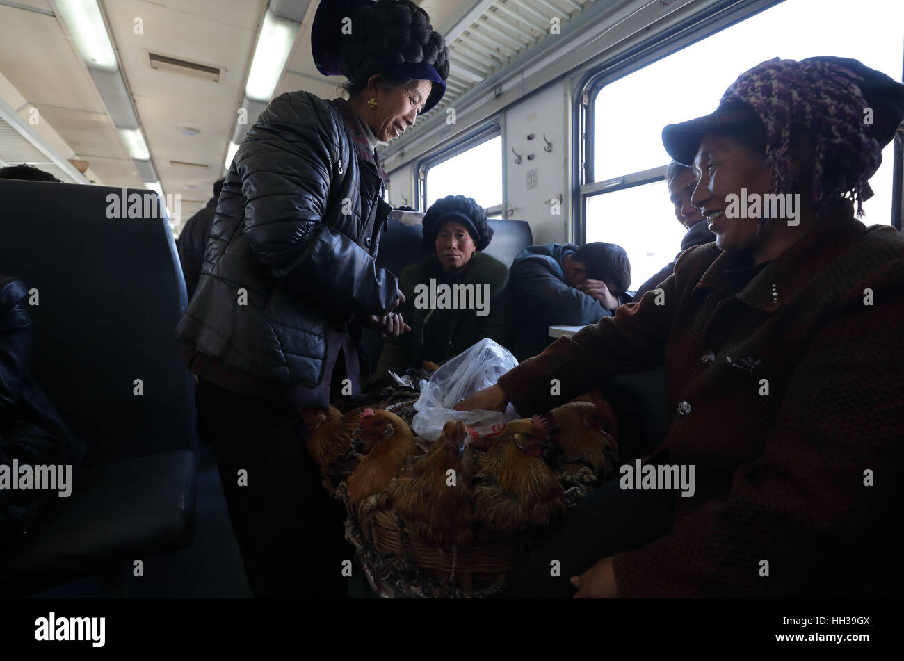 (170117) -- CHENGDU, Jan. 17, 2017 (Xinhua) -- Passengers carrying ...