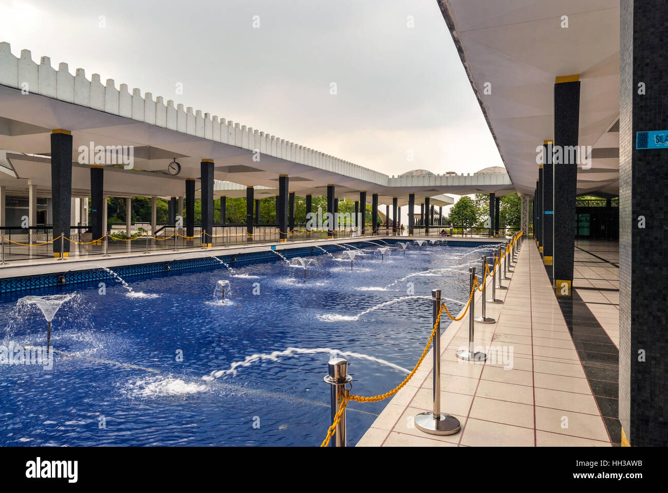View on pool at Masjid negara, National mosque in Kuala Lumpur ...